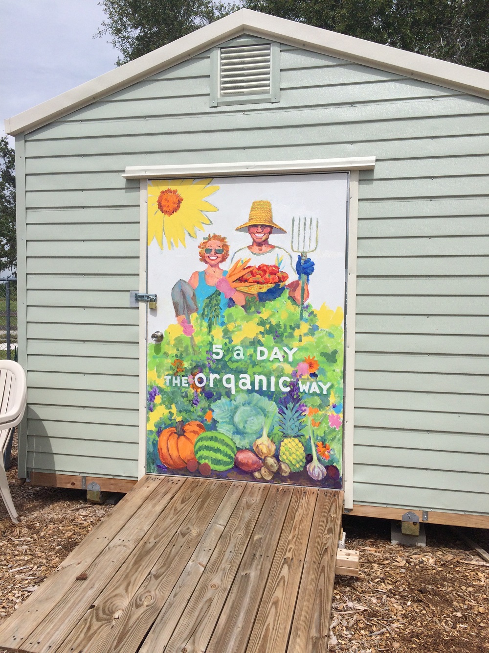 Neighbor helping neighbor inspires art in the garden - UF/IFAS ...